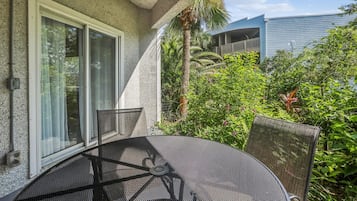 Condo, várias camas, banheira de imersão, vista para a piscina (Ocean Gate I104) | Vista do quarto