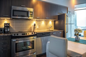 Quarto Deluxe, Vista para a cidade | Cozinha privada | Um frigorífico/congelador grande, um micro-ondas, um forno