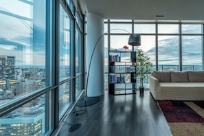 Penthouse Superior, varanda, Vista para a cidade | Sala de estar | Smart TV de 55 polegadas com canais digitais