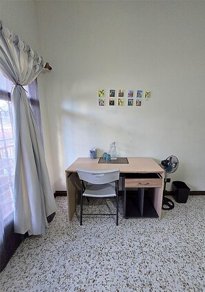 Quarto casal tradicional, vista para a cidade | Ferros/tábuas de passar roupa, Wi-Fi de cortesia