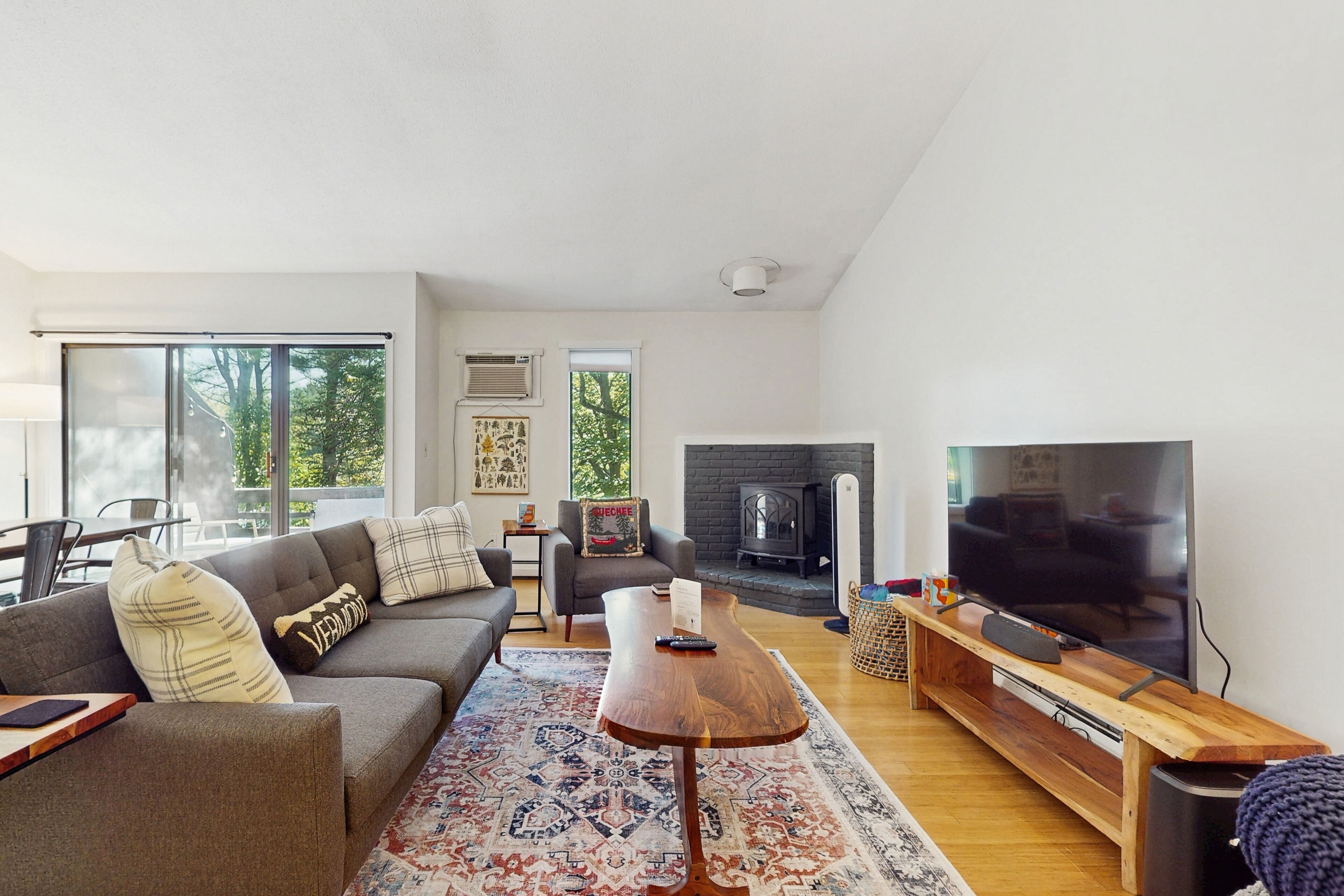 Cozy Condo W/ Balcony, River View, Electric Woodstove, W/d, Wifi, Kitchen, A/c - Quechee, VT