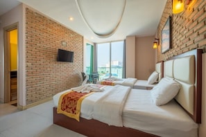 Quarto Duplo ou Twin Básico, Vista para a cidade | Secretária, secretária adequada para computadores portáteis