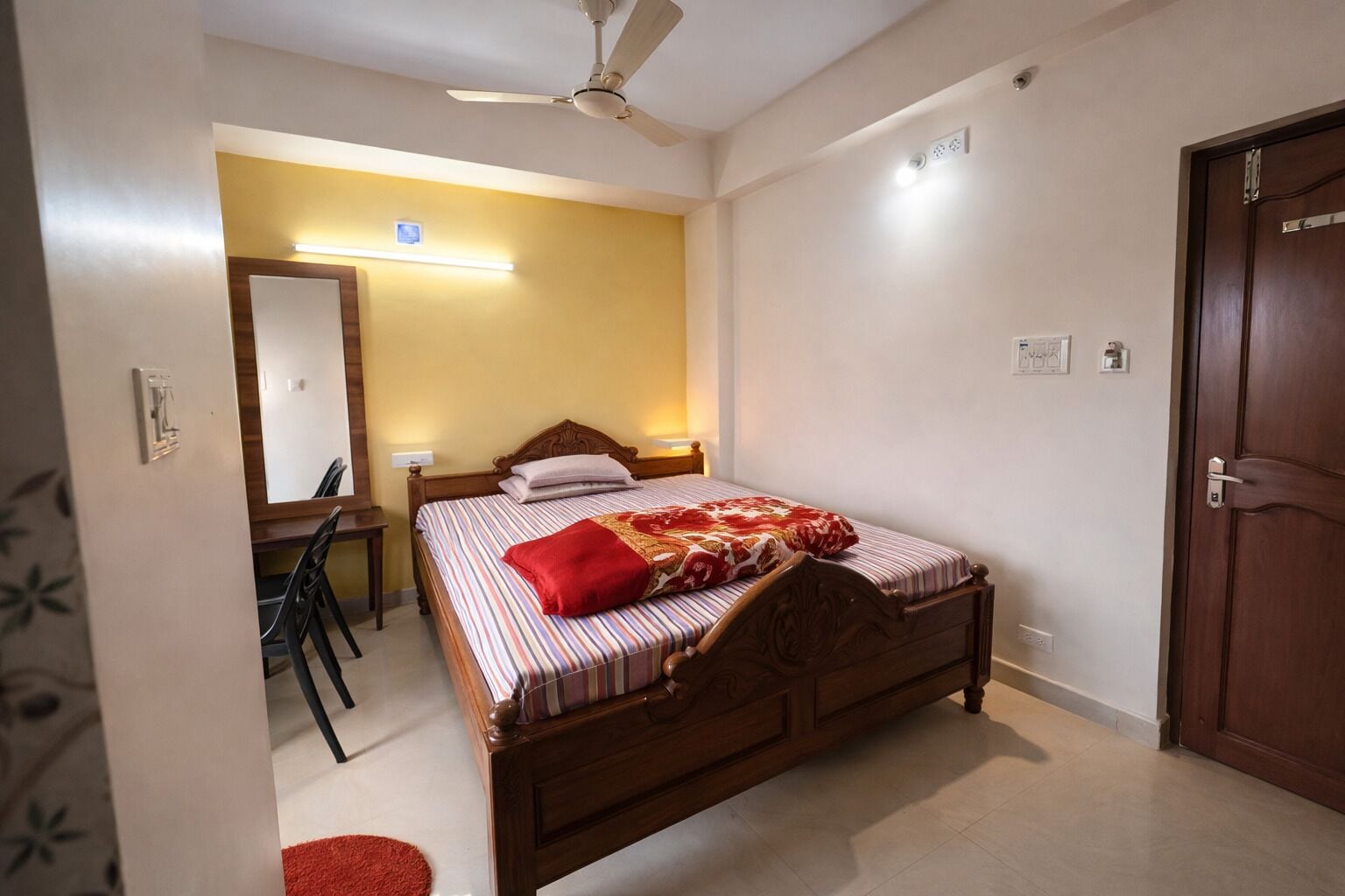 Quarto casal luxo | Roupas de cama antialérgicas, cofres nos quartos, escrivaninha