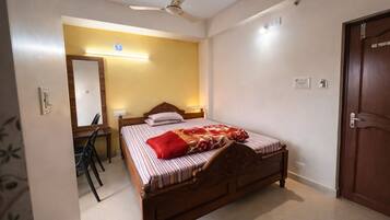 Quarto casal luxo | Roupas de cama antialérgicas, cofres nos quartos, escrivaninha