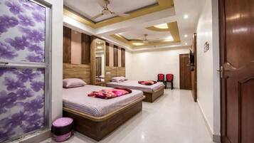 Roupa hipoalergénica, cofre no quarto, secretária