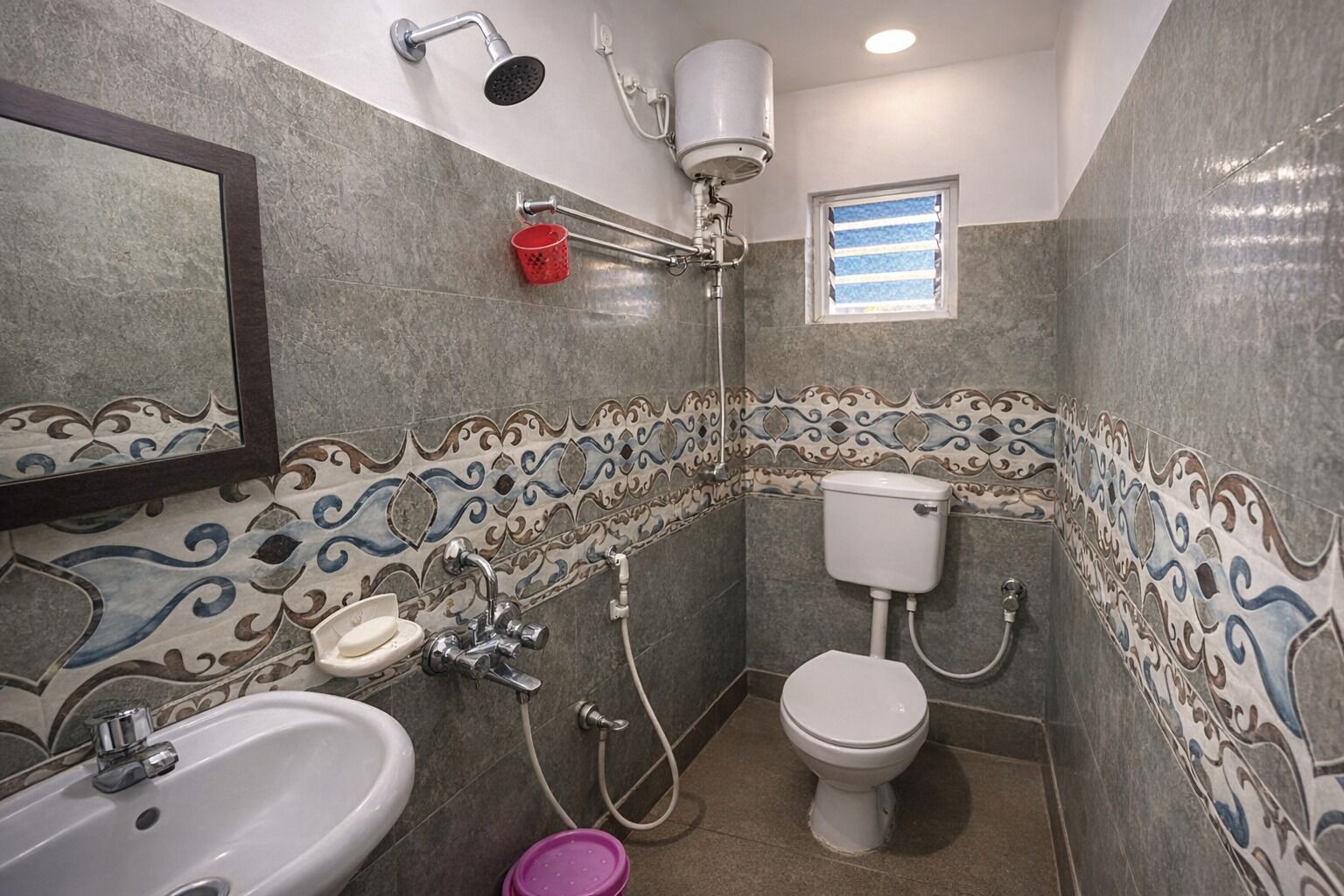 Um polibã, um chuveiro fixo, artigos de higiene pessoal grátis 