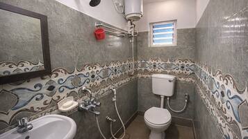 Um polibã, um chuveiro fixo, artigos de higiene pessoal grátis