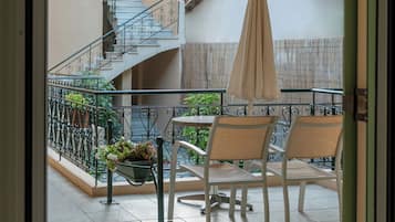 Quarto Duplo Económico, varanda, vista para o jardim | Cofre no quarto, cortinas/cortinados opacos, ferro/tábua de engomar