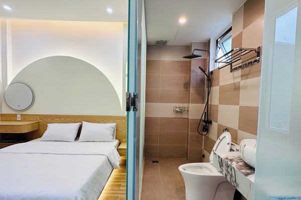 Quarto casal luxo, sacada, vista para a cidade | Banheiro | Chuveiro, chuveiro com efeito de chuva, secador de cabelo, chinelos