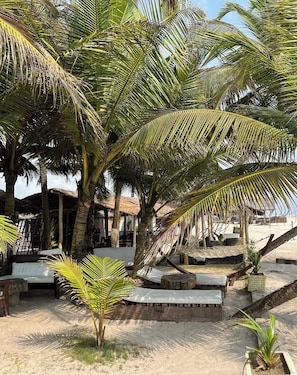 Praia particular, espreguiçadeiras, toalhas de praia