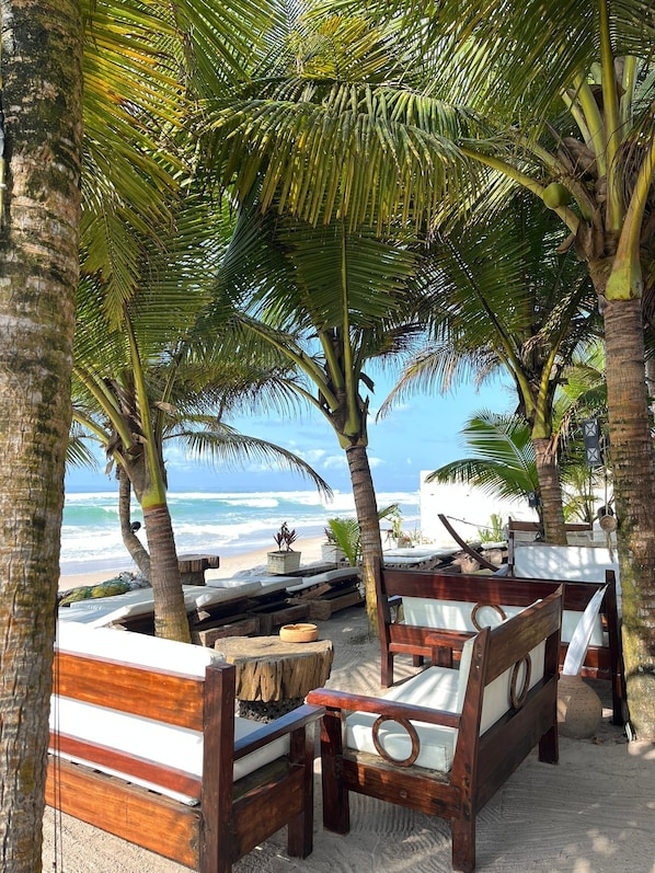 Praia particular, espreguiçadeiras, toalhas de praia