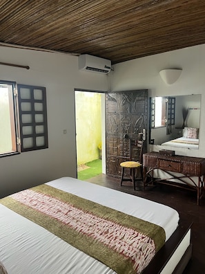 Quarto superior | Roupas de cama premium, cortinas blackout, ferros/tábuas de passar roupa