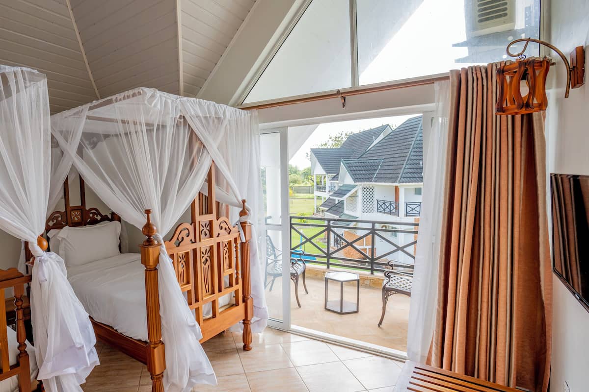 Villa Deluxe, vista para o jardim | Ferro/tábua de engomar, Wi-fi grátis 