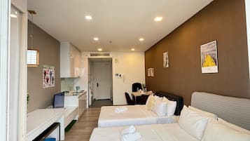 Quarto superior, sacada, vista para a cidade | Cofres nos quartos, escrivaninha, espaço de trabalho para notebook