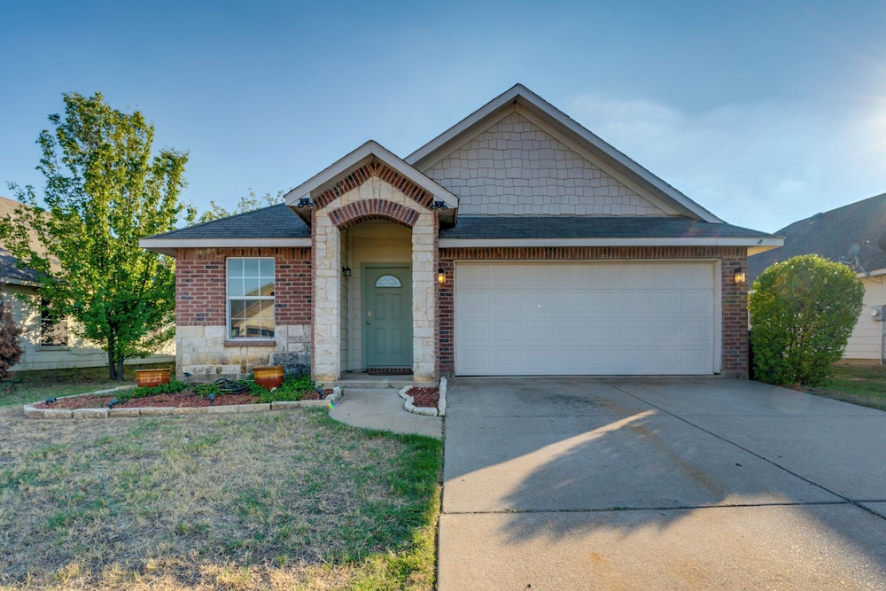 Private Yard & Patio: Fort Worth Family Home - Texas