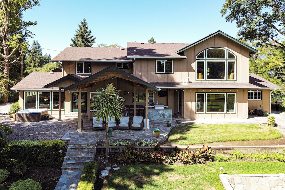 Lovely Riverfront Grants Pass Home: Pool & Hot Tub - Grants Pass, OR