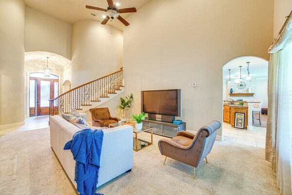 Spacious Texas Retreat W/ Community Pool - Dallas, TX