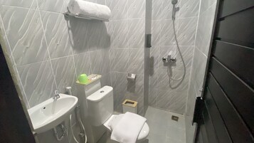 Chuveiro, toalhas de banho, sabonete, shampoo