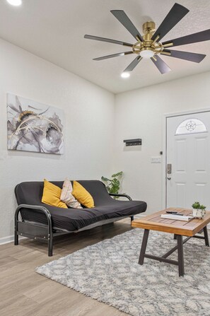 Apartamento (2 Bedrooms) | Sala de estar | Televisor de 50 polegadas com canais digitais 