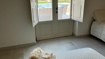 Quarto Triplo Comfort, vista para a piscina | Quartos insonorizados, Wi-fi grátis