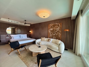 Suíte estúdio júnior, varanda, vista para o jardim | Cofres nos quartos, cortinas blackout, quartos à prova de som