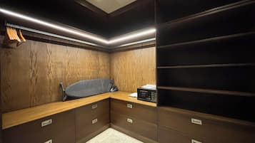 Suite-Estúdio Júnior, pátio, vista para o jardim | Guarda-roupa