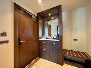 Suíte estúdio júnior, varanda, vista para o jardim | Minibar