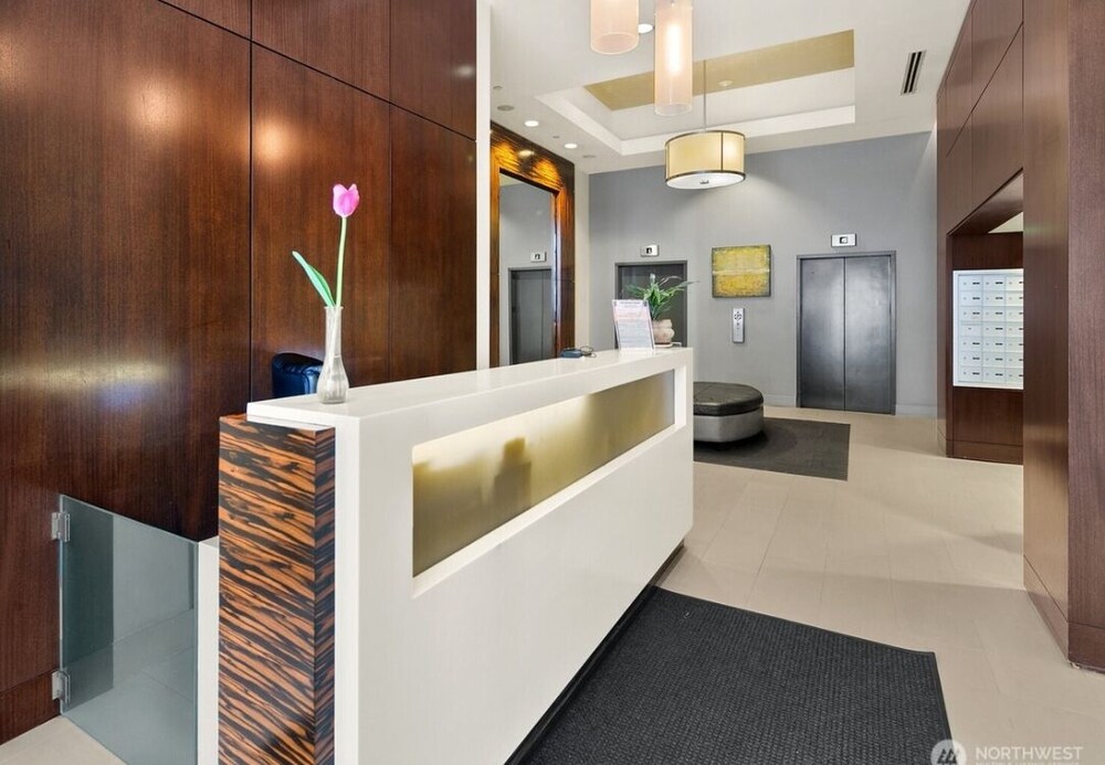 Amazing 3 bed condo for 6, downtown with view of Sound, pool, sauna and ...