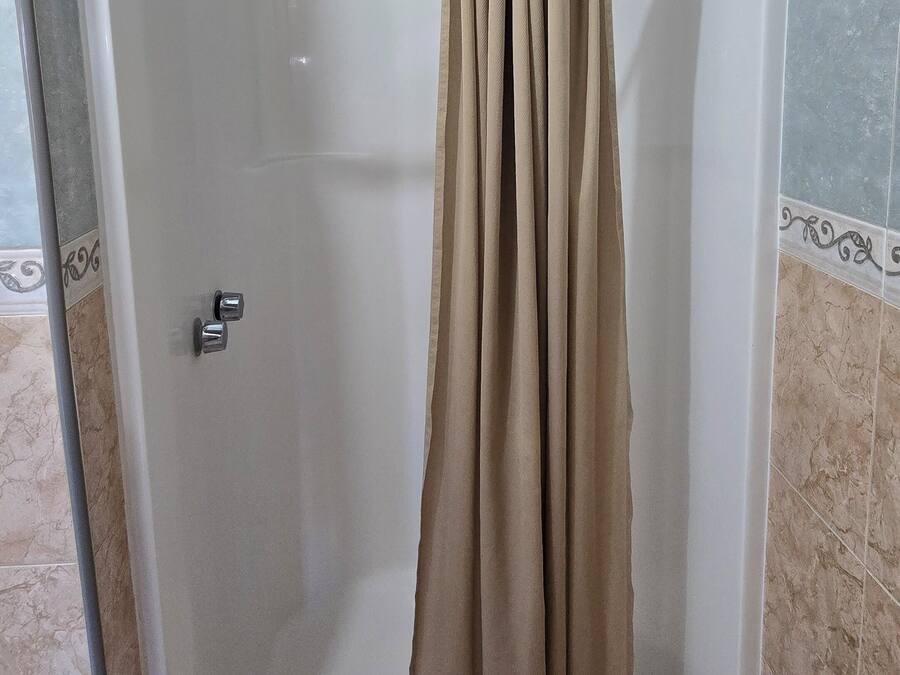 Chuveiro, secador de cabelo, toalhas de banho, sabonete