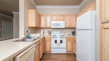 Apartamento Deluxe, 1 cama queen-size, não fumadores | Cozinha privada | Um frigorífico/congelador grande, Congelador, mesas de jantar