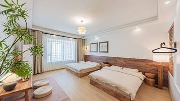 Quarto quádruplo conforto, 2 camas Queen, vista para a cidade | Wi-Fi de cortesia