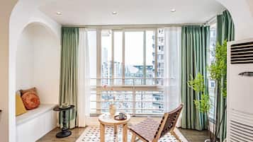 Quarto quádruplo conforto, 2 camas Queen, vista para a cidade | Wi-Fi de cortesia