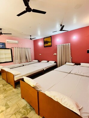 Quarto Deluxe, várias camas | Wi-fi grátis