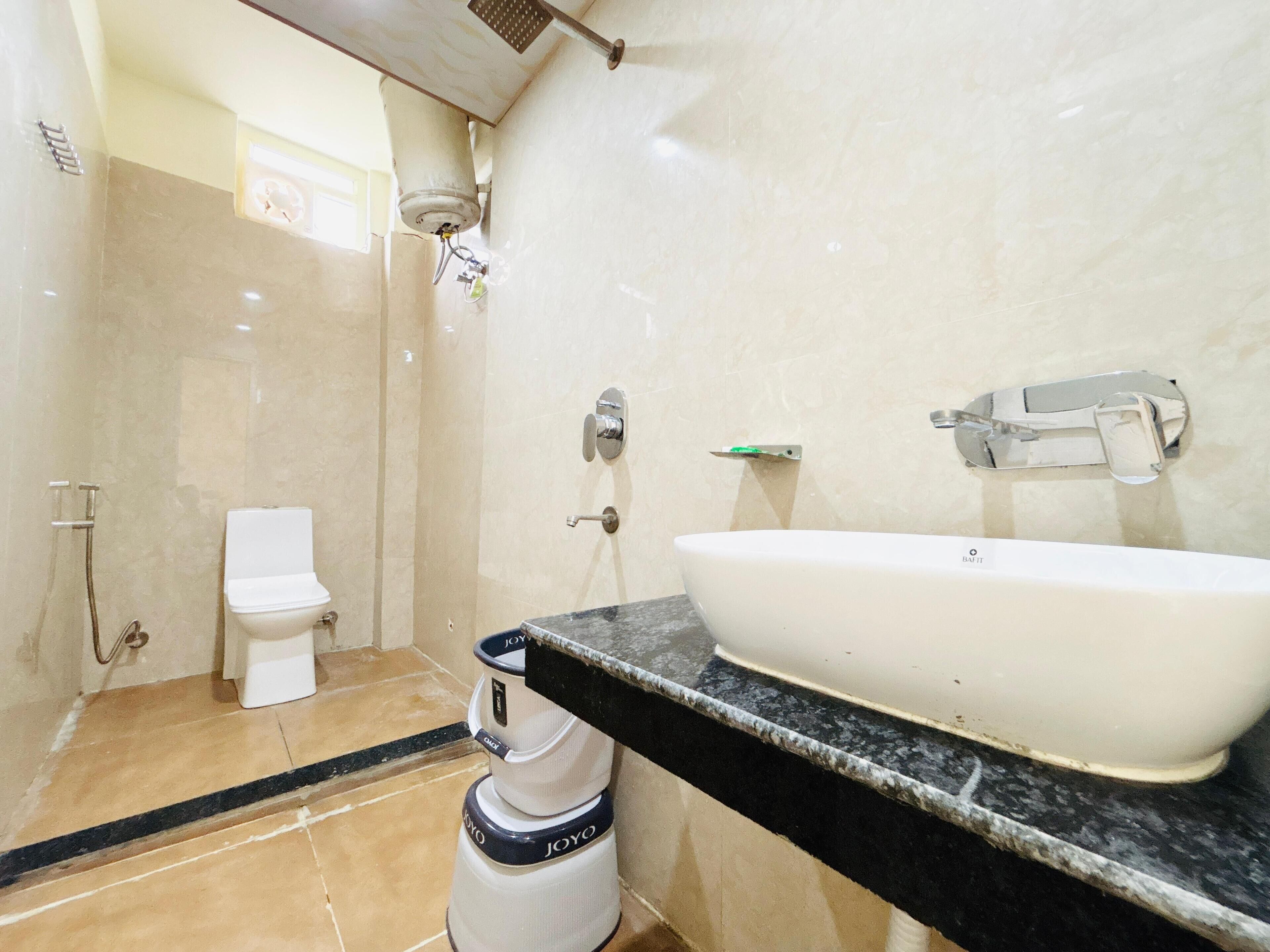 Suíte premium | Banheiro | Chuveiro, produtos de toalete grátis, toalhas de banho 