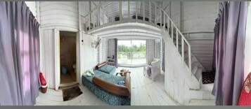 Quarto casal luxo, vista para o jardim | Banheiro | Banheira, produtos de toalete grátis, toalhas de banho, sabonete