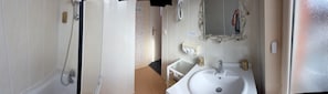 Quarto casal conforto | Banheiro | Secador de cabelo, toalhas de banho, papel higiênico