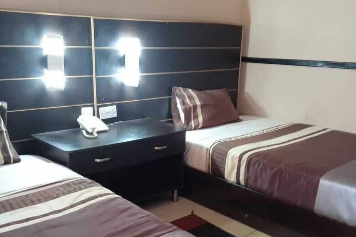 Quarto Duplo ou Twin, varanda, vista para o jardim | Secretária, secretária adequada para computadores portáteis