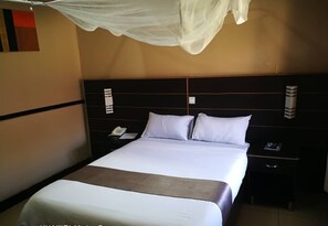 Quarto Duplo, varanda, vista para o jardim | Secretária, secretária adequada para computadores portáteis