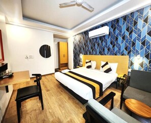 Quarto Duplo Deluxe, varanda, Vista para a cidade | Secretária, secretária adequada para computadores portáteis 