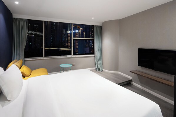 Quarto Individual Superior, vista para o rio | Secretária, secretária adequada para computadores portáteis 