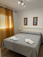 Apartamento, 3 quartos | Cortinas/cortinados opacos, ferro/tábua de engomar 