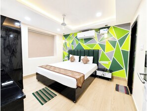 Quarto casal luxo, várias camas, ar-condicionado | Roupas de cama antialérgicas, escrivaninha, quartos à prova de som