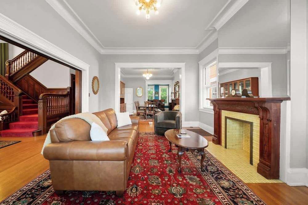 Historic 4BR Gem | Walk to UC | Free Parking - Cincinnati | Vrbo