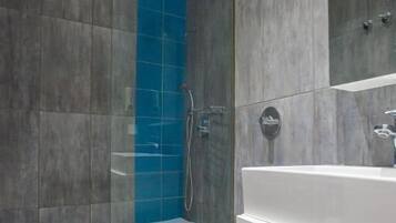 Apartamento Clássico, pátio | Casa de banho | Um polibã, um secador de cabelo, toalhas fornecidas, sabão