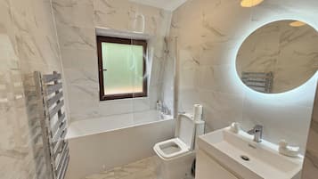 Chuveiro, toalhas de banho