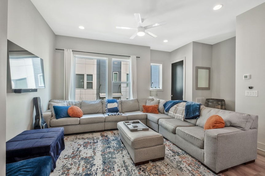 Dolly Parton Themed 4-story House, Minutes To Downtown, Sleeps 14 Full Amenities - Nashville, TN