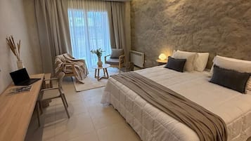 Quarto casal ou duplo luxo, vista para o jardim | Cofres nos quartos, espaço de trabalho para notebook, Wi-Fi de cortesia