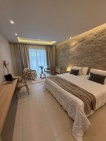 Quarto Duplo ou Twin Deluxe, vista para o jardim | Cofre no quarto, secretária adequada para computadores portáteis 