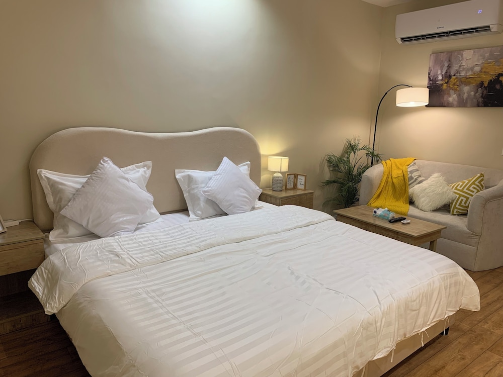 Beautiful Studio for Rent: Comfort, Elegance, King-Size Bed, and Self ...