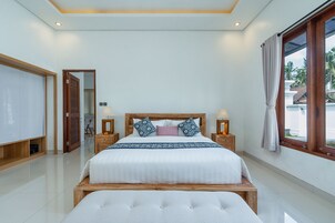 Villa Deluxe, varanda, vista para a piscina | Cofre no quarto, secretária, ferro/tábua de engomar 